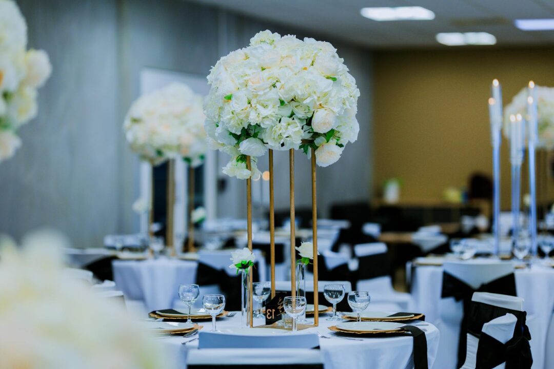 Wedding Centerpieces: 50+ Ideas + Cost Breakdown (2026 Trends) - Paperlust